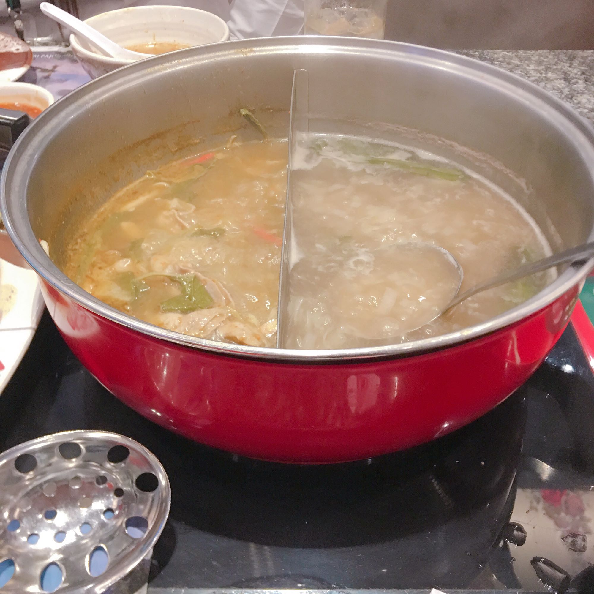 เห็นแล้วมันขัดตา!! ชาวเน็ตถาม ทำไมหม้อ MK แบ่งไม่ตรงกลาง?? | ใต้เตียงดารา