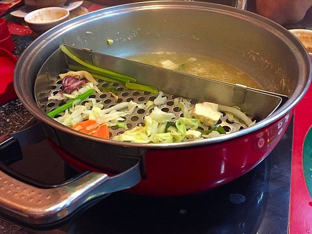 เห็นแล้วมันขัดตา!! ชาวเน็ตถาม ทำไมหม้อ MK แบ่งไม่ตรงกลาง?? | ใต้เตียงดารา