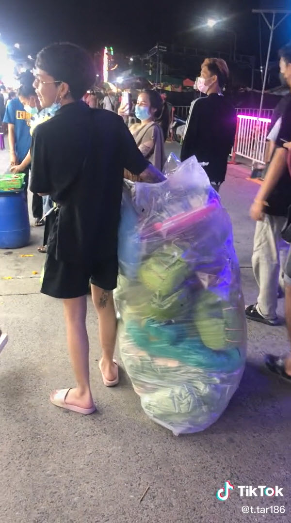 ปาโป่งยังไงให้เจ้าของร้านจำ ได้รางวัลกลับบ้านเป็นกระสอบ